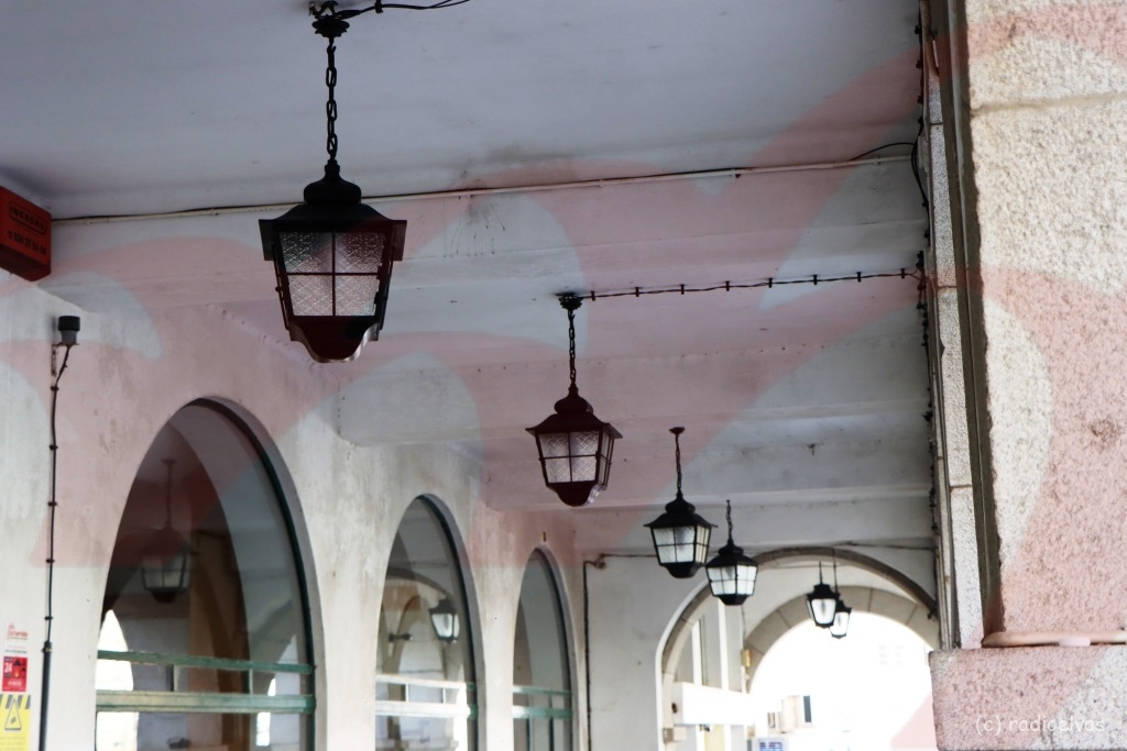 Arcada da Rua da Cadeia com três tipos de candeeiros - Rádio Elvas
