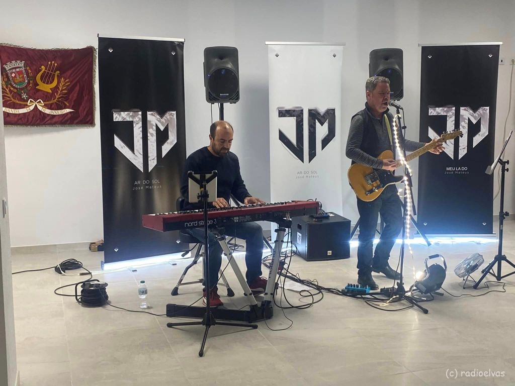 José Mateus apresenta os seus temas na sede da Banda 14 de Janeiro ...