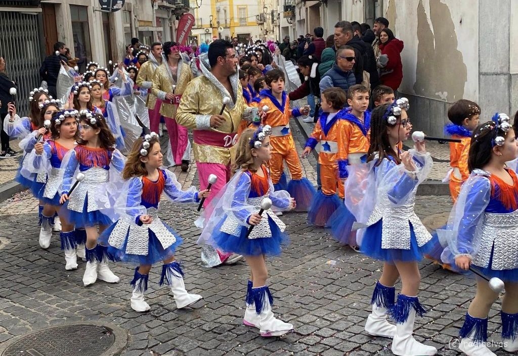 Primeiro corso do Carnaval Internacional de Elvas sai este sábado à rua - Rádio Elvas